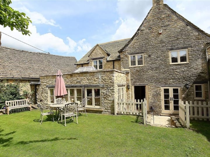 The Coach House - Burford, UK