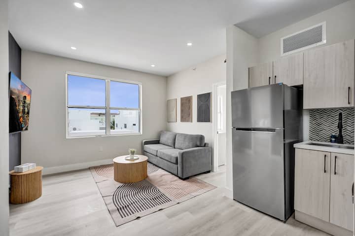 Prime South Beach Condo Block From The Ocean 406 - Miami Beach, FL