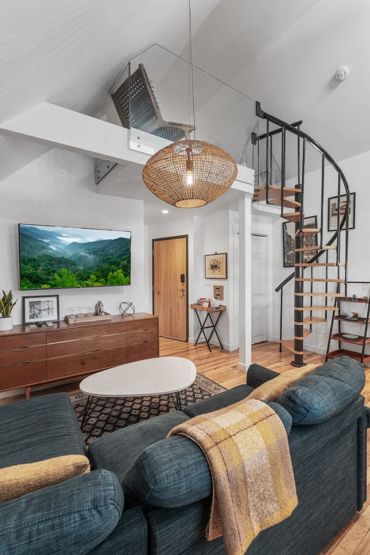 Airy Downtown Loft | 9 Min To Broadmoor - Colorado Springs