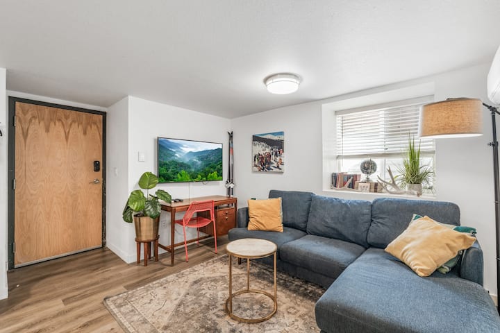 The Ski Hut | Downtown Cabin Vibes + Remote-work - Colorado Springs
