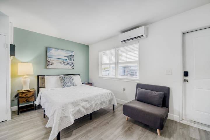 Arts District Studio | Queen Bed + Self Check-in - Melbourne, FL