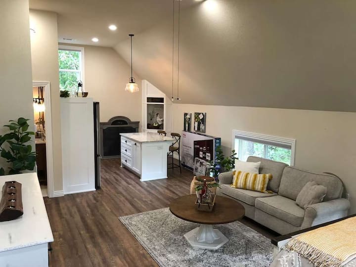 Cozy Farmhouse Downtown Apartment - Siloam Springs, AR