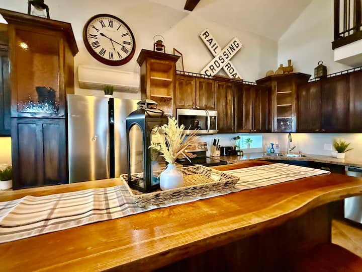 Waterfront Property W/dockage-sleeps 10! - Milan, OH