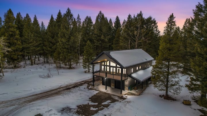 The Wolf Den | New 2026 | Hot Tub | Sleeps 15 - Island Park, ID