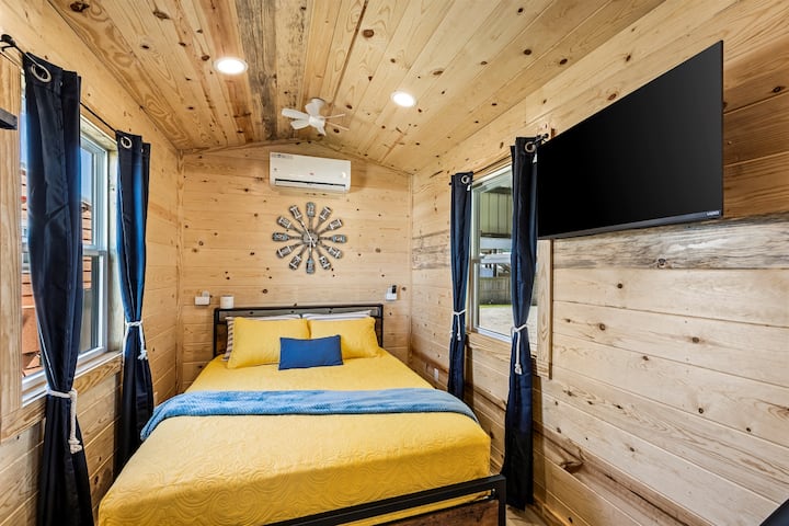 Yellow Submarine Beach Cabin ~ Near Margaritaville - Crystal Beach, TX