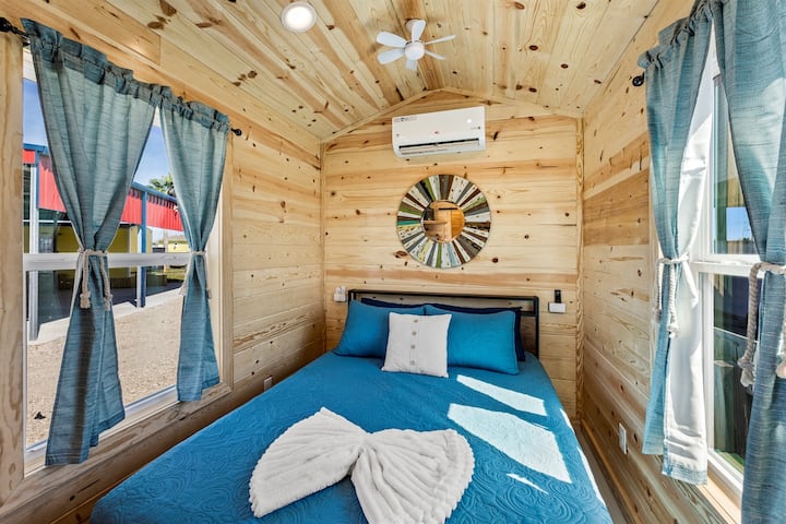 Big Chill Beach Cabin ~ Near Margaritaville ~ New - Crystal Beach, TX