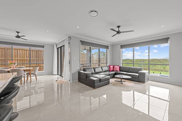 Spacious 4 Bed Home With Pool & Garden - 雷德克利夫