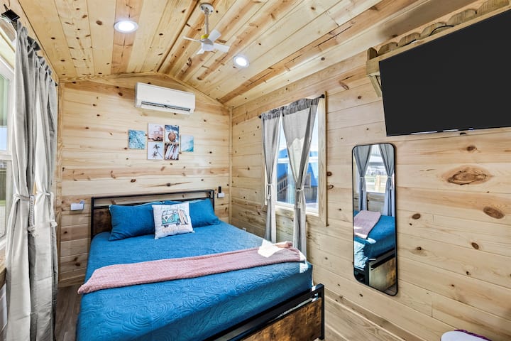 Surf Shack Beach Cabin ~ Near Margaritaville ~ New - Crystal Beach, TX