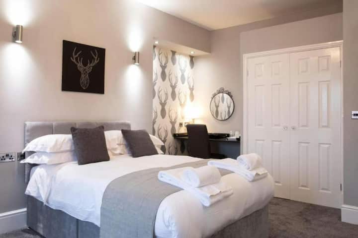 Deluxe Triple Room At Glebe Hotel Liverpool - Liverpool