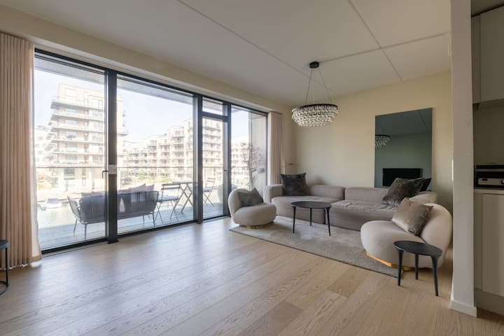 Bright & Airy Canal-side Retreat For 6 - Kopenhagen