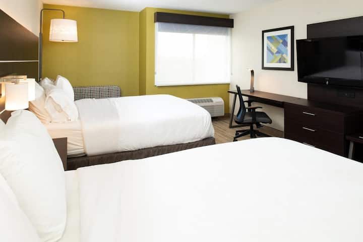 Bright Suite W/ Tub: Relax After Hollywood Casino - Cincinnati, OH