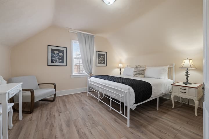 *New* Summer Dates Available - King Beds + Dog Fri - Butte, MT