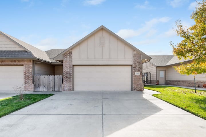 Beautiful 3 Bed 2 Bath Property With 2 Car Garage - Wichita, KS