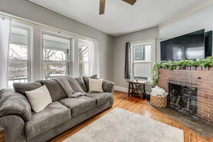 River & Marina Views! Walkable Phoenix Getaway - 피닉스