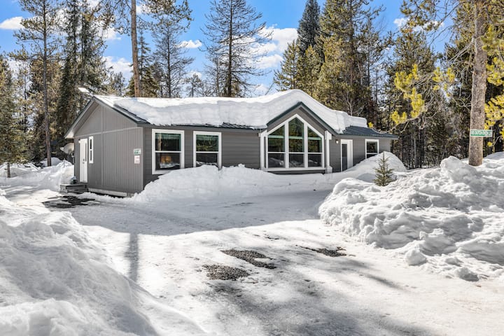 Peaceful Retreat- Fire Pit & Lake Access Nearby - Donnelly, ID