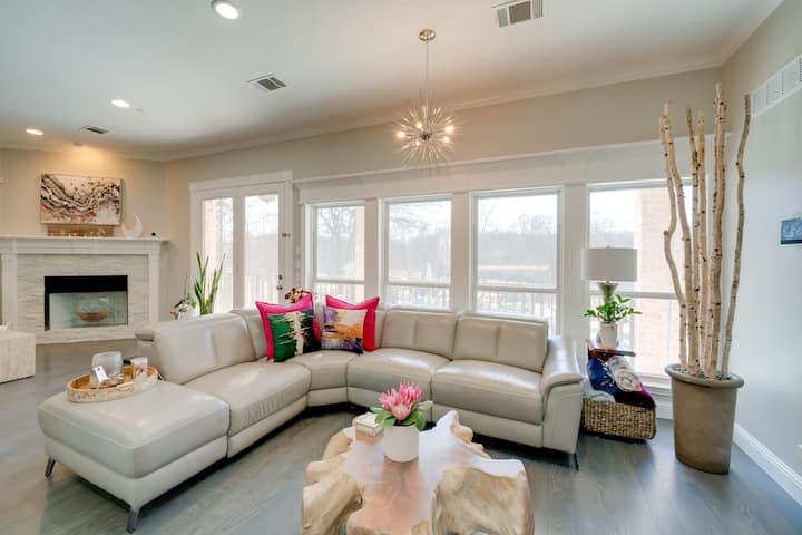 Near Joe Pool Lake! Luxe Getaway W/ Shared Pool - Cedar Hill, TX