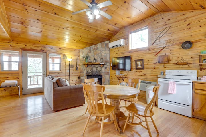 Hike, Play On-site: Eureka Springs Cabin Near Dtwn - Eureka Springs, AR