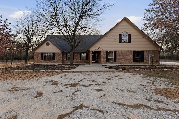New! Oakwood Oasis: 1.4 Acres Of Tranquility - Denton, TX