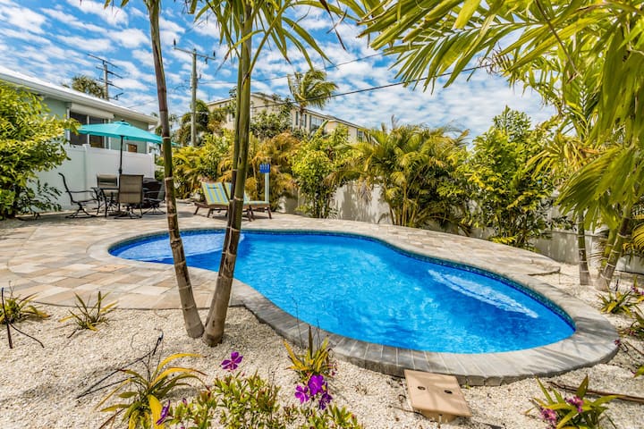 Queen Palm: 2br Duplex With Heated Pool - Holmes Beach, FL