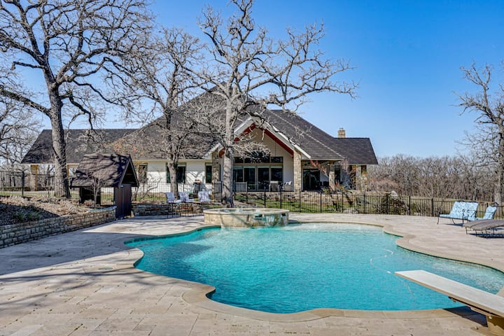 'Post Oak Estate' W/ Pool & Spa On 16 Acres - Keene, TX
