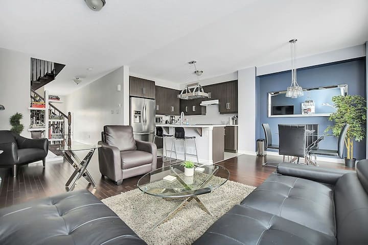 Modern Townhome In Kanata W/ Direct Forest Access - Kanata
