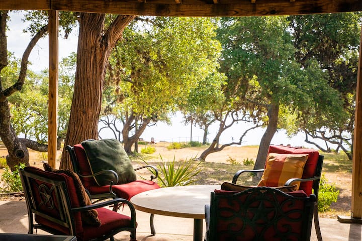 Casa Del Lago: Lake Views + Ping Pong - Canyon Lake, TX