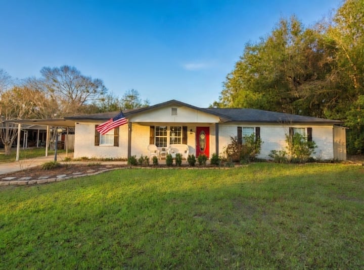 Sunny Lane: Family Fun Getaway, Sleeps 8 - Milton, FL