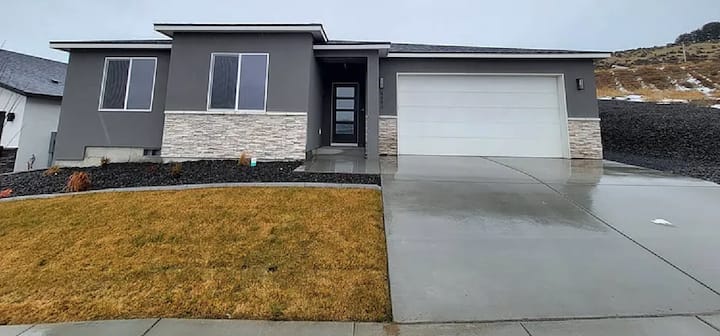 King Bed, Large Kitchen & Yard #6660 - Kennewick, WA