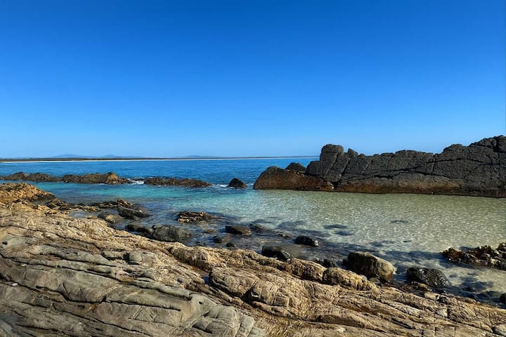Pebbly Beach Estate | Sleeps 18 - Forster