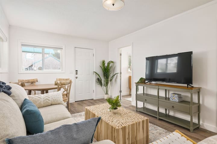 Coral Cottage Unit #3: Walk To Beach, Pet Friendly - Rockaway Beach, OR