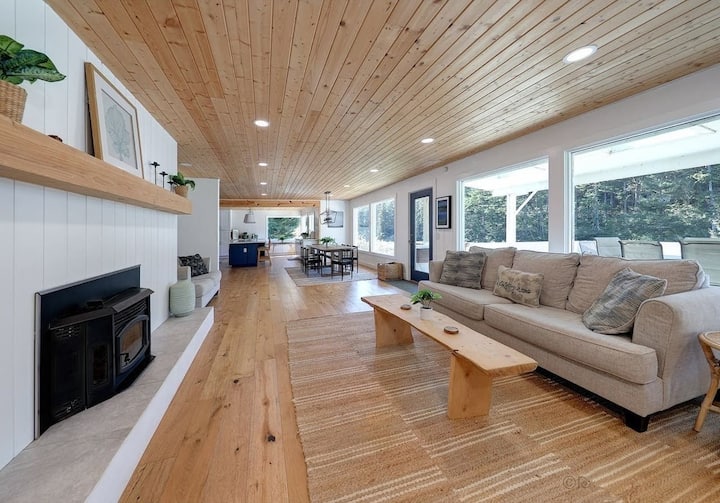 Lake Legacy Estate: 2 Homes On Private 40 Acres - Cloverdale, OR