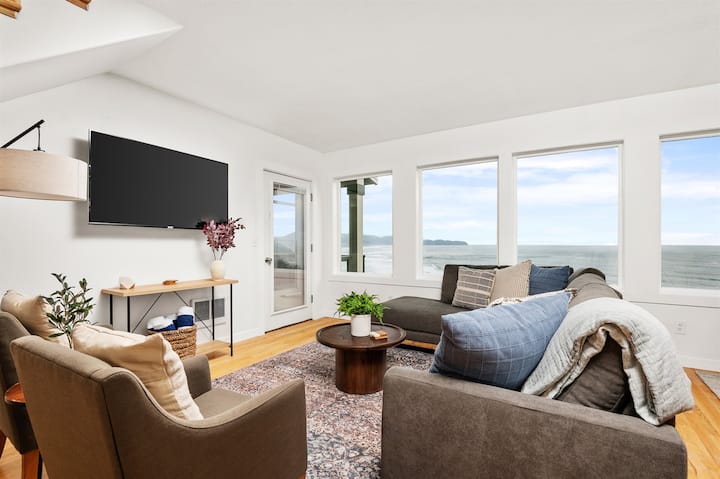 7br Oceanside Retreat W/ Hot Tub & Views - Oceanside, OR
