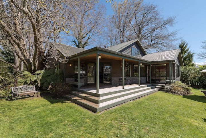 Willowwood Retreat - Five Bedroom, Two Bathroom Fishing Lodge - Rotorua