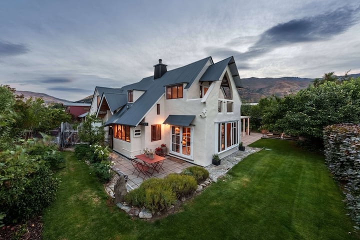 Charming Cottage Near Lake | Professionally Styled - Wanaka