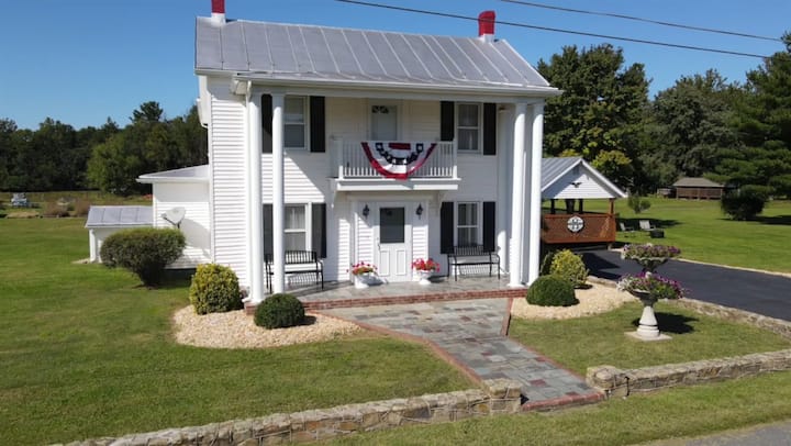 The Baker Farmhouse W/ Fire Pit And Hot Tub - Stanley, VA