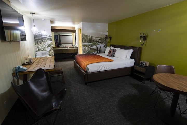 Retro Firepits & Heated Pool Near Downtown - Bend, OR