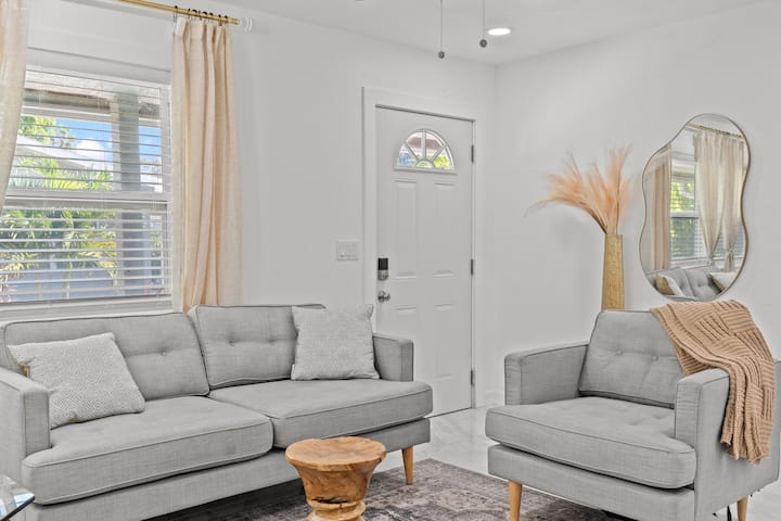 Modern 3br • Smart Tvs • Near Downtown Naples - Naples, FL