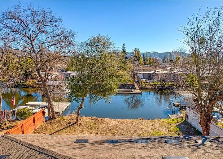 Lakefront Retreat • Private Yard • Fireplace - Clearlake, CA