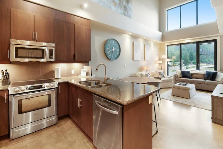 Penthouse In Sicamous W Private Hot Tub And Pool - Sicamous