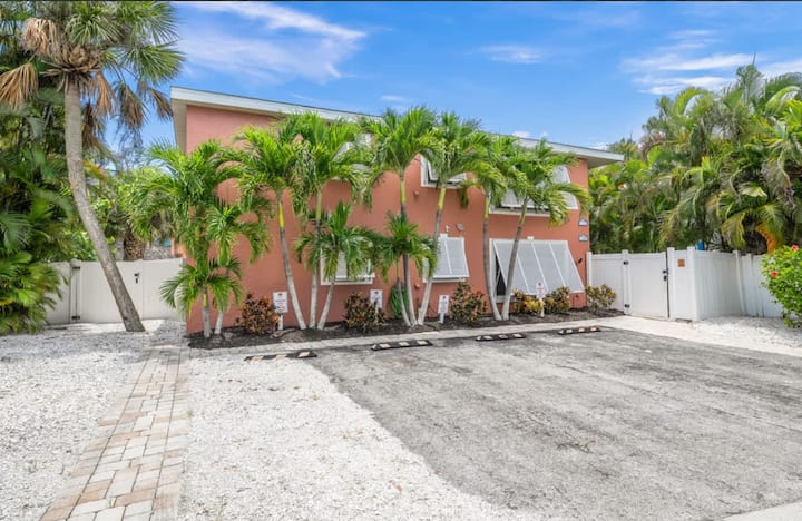 Salty Summer – Steps To Siesta Key Village & Beach - Siesta Key, FL