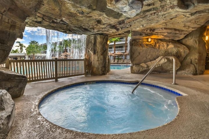 Relaxing Desert Escape 2.9 Miles From Downtown - Palm Springs, CA