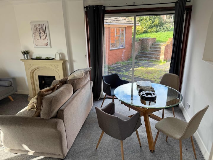 Large 4 Bed With Parking - Rugby