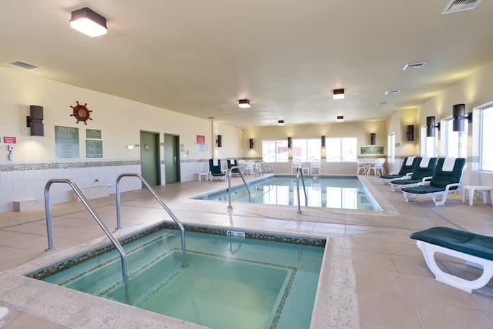 Pet-friendly Stay Near Tanger Outlet – 0.3 Miles - Barstow, CA