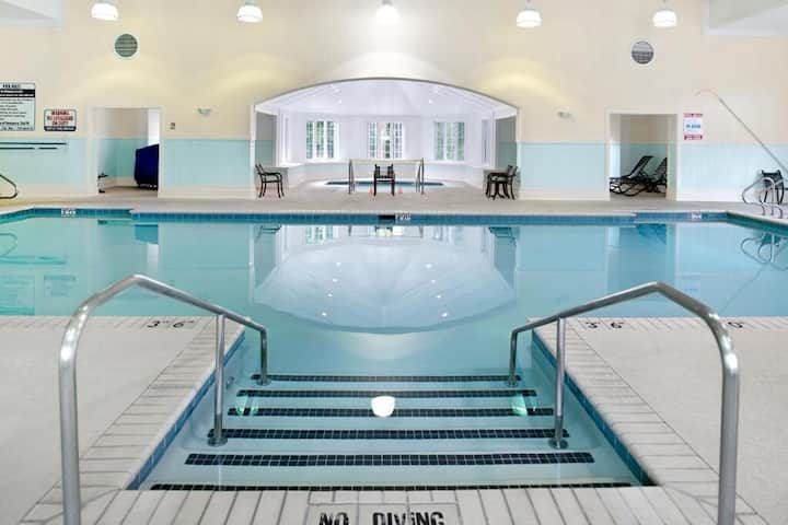 All-in-one Family Fun: Pools & Sports Courts - Virginia