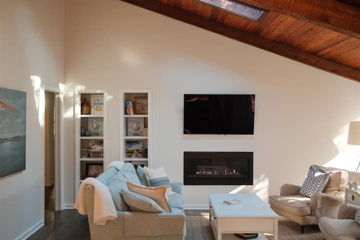 Lea By The Sea | Walk To Beach + Fenced Yard | Obx - Kitty Hawk, NC