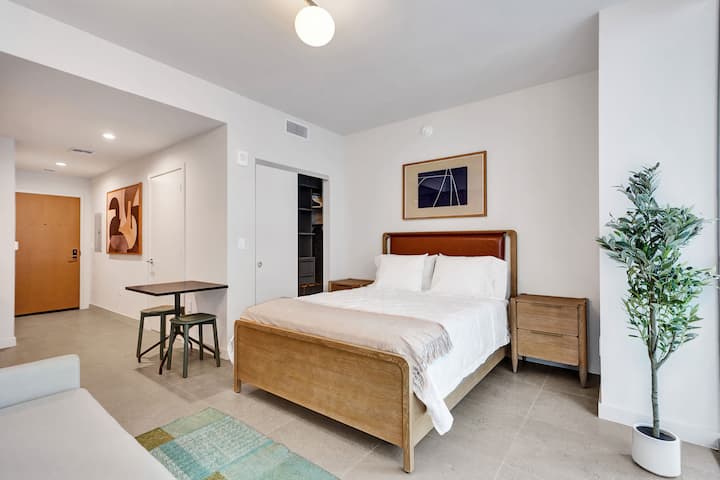 New 18th Floor Studio Condo,  Worldcenter Miami - Miami, FL