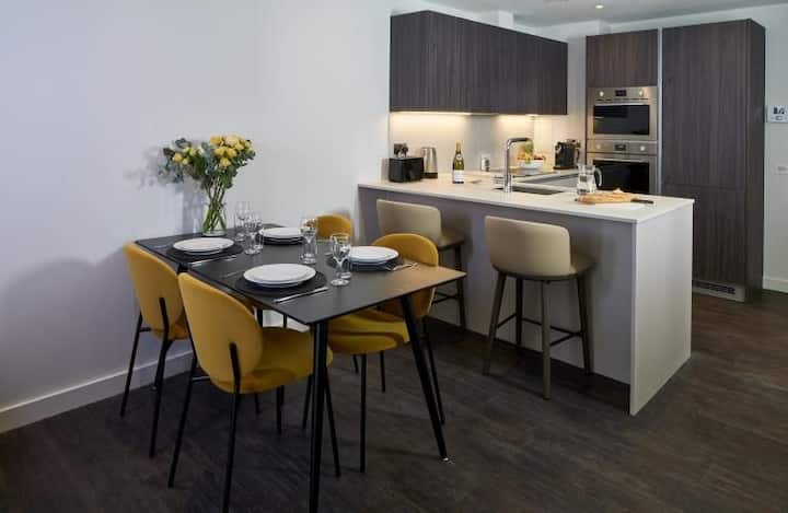 Modern 2 Bed/2 Bath - Rooftop, Pools, Gym Access - Londres