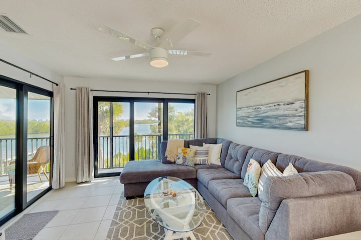 Relaxed Island Condo With Private Beach & Bay Acce - Manasota Key, FL