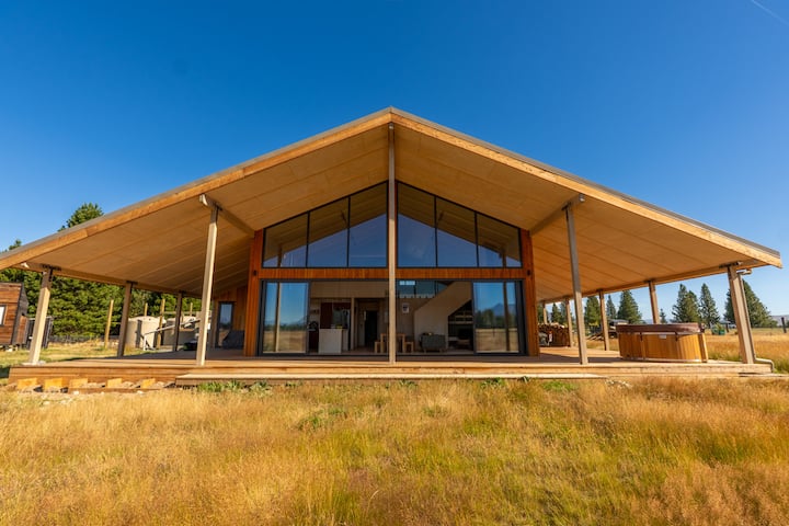 Luxury Alpine Loft - Mountain Views & Lake Access - Twizel