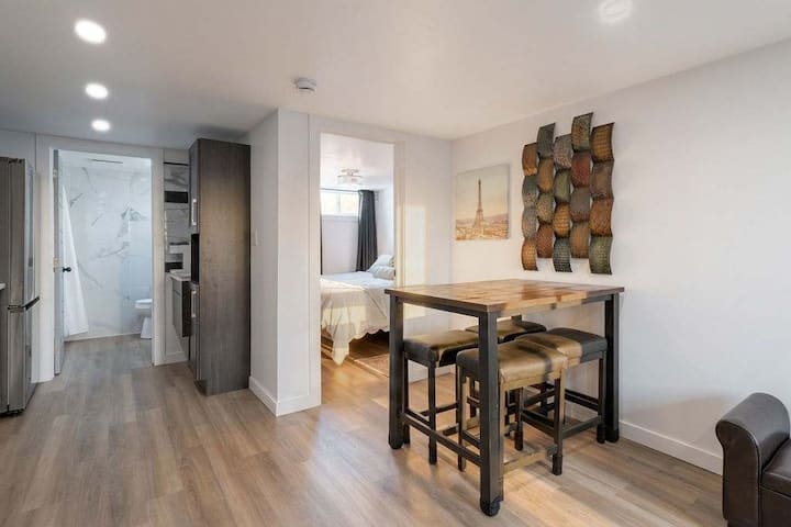 King Bed Comfort - Cozy 1-bedroom W Full Kitchen - Greater Sudbury